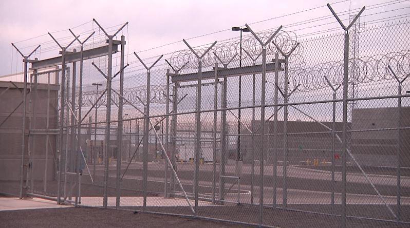 Docena de reclusos prueban positivo por coronavirus en prisión en ...