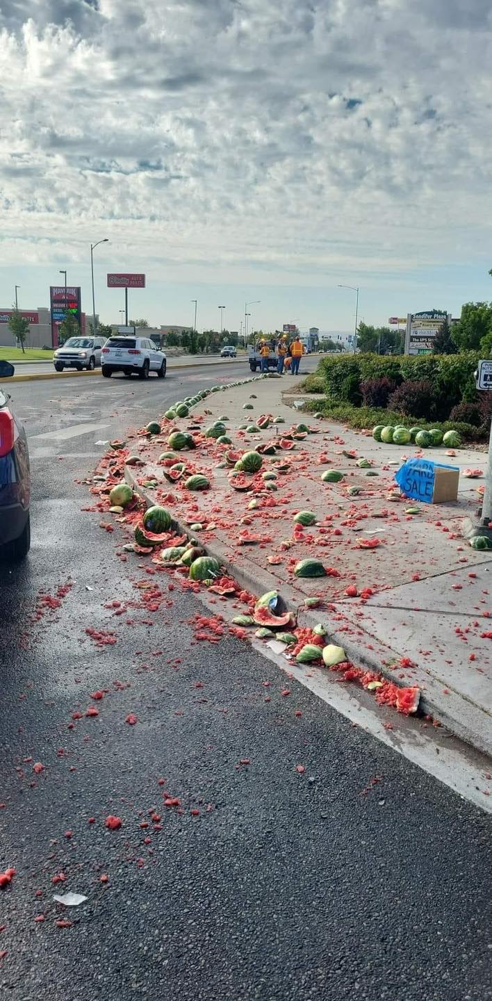 Auto choca contra un camión que transportaba sandías | Yakima y Tri ...