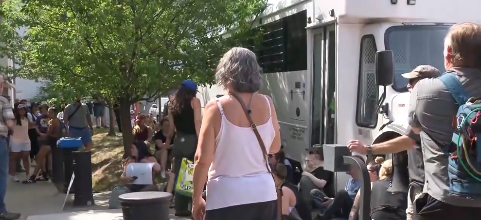 (Video) Residentes de Spokane protestan contra las deportaciones de ICE ...